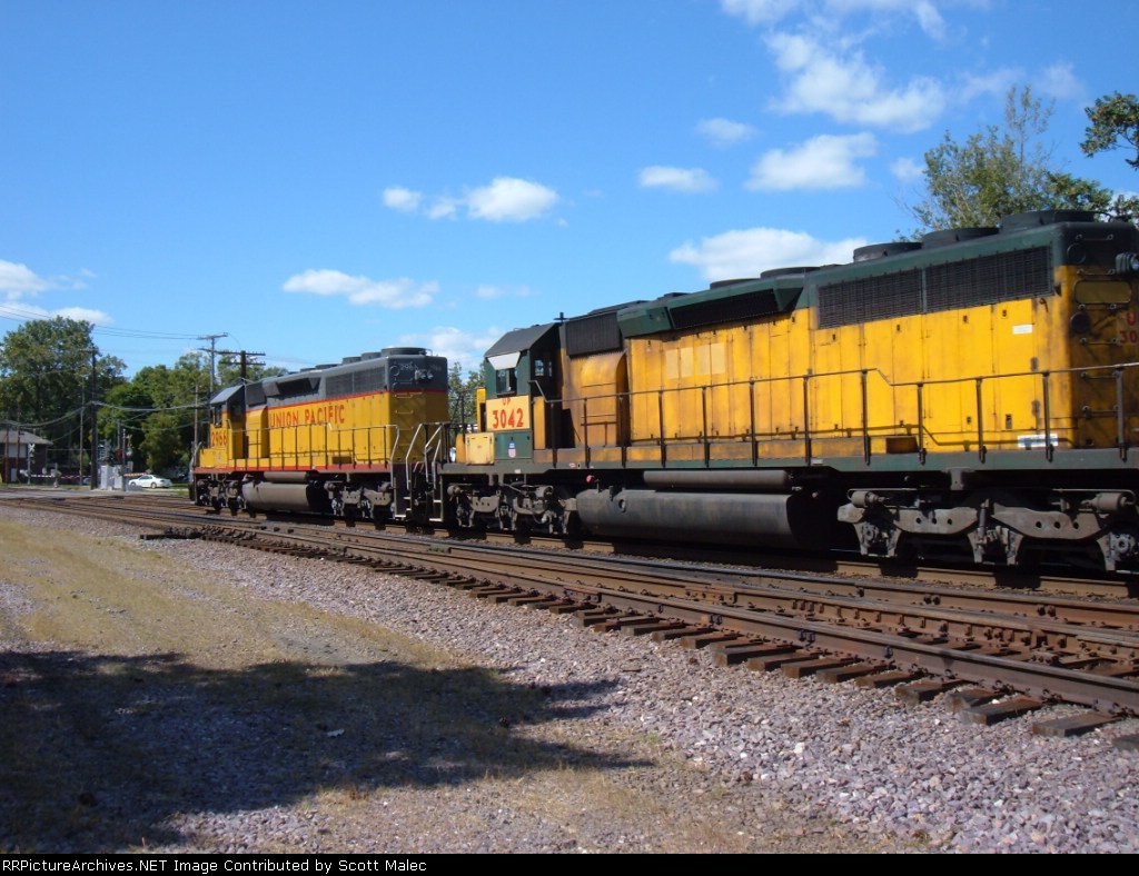 UP 2966 & 3042 (patched ex-CNW)